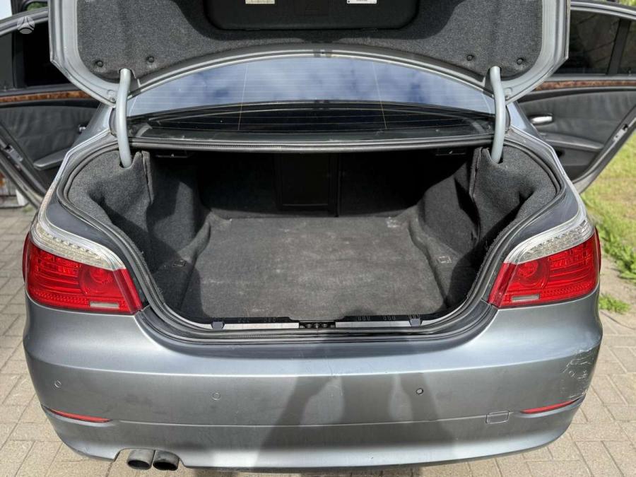 Pelēks BMW 530 2007 Viļņa, ar dzinēja tilpumu 2.99 L un nobraukumu 390 tūkst. km par 4300 €, foto 4 vietnē AUTOMOTO.COM.LV