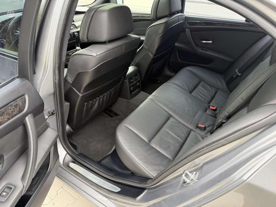 Grey BMW 530 2008 in Vilnius, with an engine capacity of 2.99 L and mileage of 289 thousand km for 4350 €, photo 27 on AUTOMOTO.COM.LV