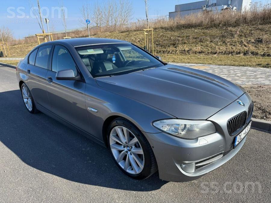 Grey BMW 530 2010 in Jelgava, with an engine capacity of 3.00 L and mileage of 330 thousand km for 8000 €, photo 4 on AUTOMOTO.COM.LV