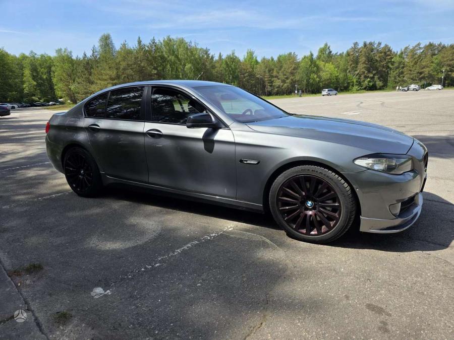 Grey BMW 530 2010 in Klaipeda, with an engine capacity of 2.99 L and mileage of 366 thousand km for 7500 €, photo 4 on AUTOMOTO.COM.LV