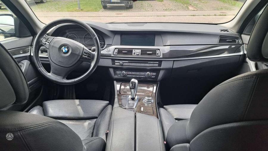 Pelēks BMW 530 2010 Viļņa, ar dzinēja tilpumu 2.99 L un nobraukumu 368 tūkst. km par 7800 €, foto 3 vietnē AUTOMOTO.COM.LV