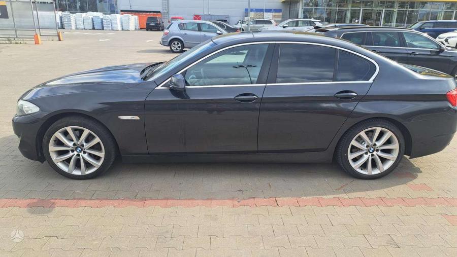 Pelēks BMW 530 2010 Viļņa, ar dzinēja tilpumu 2.99 L un nobraukumu 368 tūkst. km par 7800 €, foto 4 vietnē AUTOMOTO.COM.LV