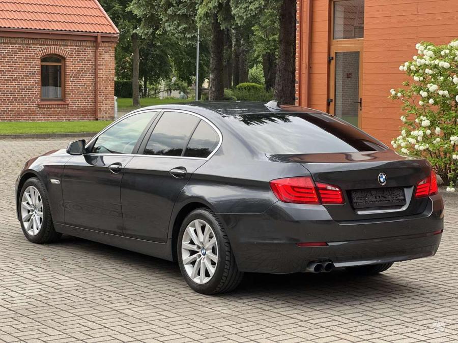 Grey BMW 530 2010 in Kaunas, with an engine capacity of 3.00 L and mileage of 340 thousand km for 8250 €, photo 11 on AUTOMOTO.COM.LV