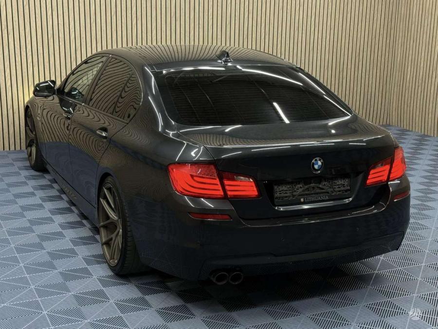 Grey BMW 530 2010 in Marijampole, with an engine capacity of 2.99 L and mileage of 270 thousand km for 10900 €, photo 12 on AUTOMOTO.COM.LV