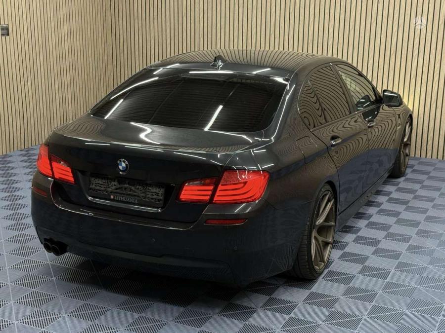 Grey BMW 530 2010 in Marijampole, with an engine capacity of 2.99 L and mileage of 270 thousand km for 10900 €, photo 13 on AUTOMOTO.COM.LV
