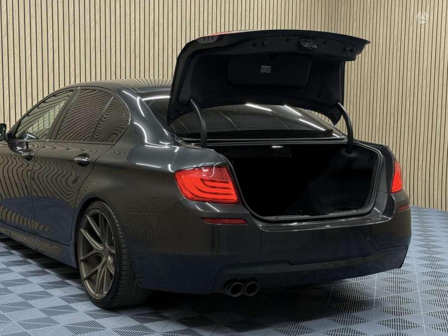 Grey BMW 530 2010 in Marijampole, with an engine capacity of 2.99 L and mileage of 270 thousand km for 10900 €, photo 14 on AUTOMOTO.COM.LV