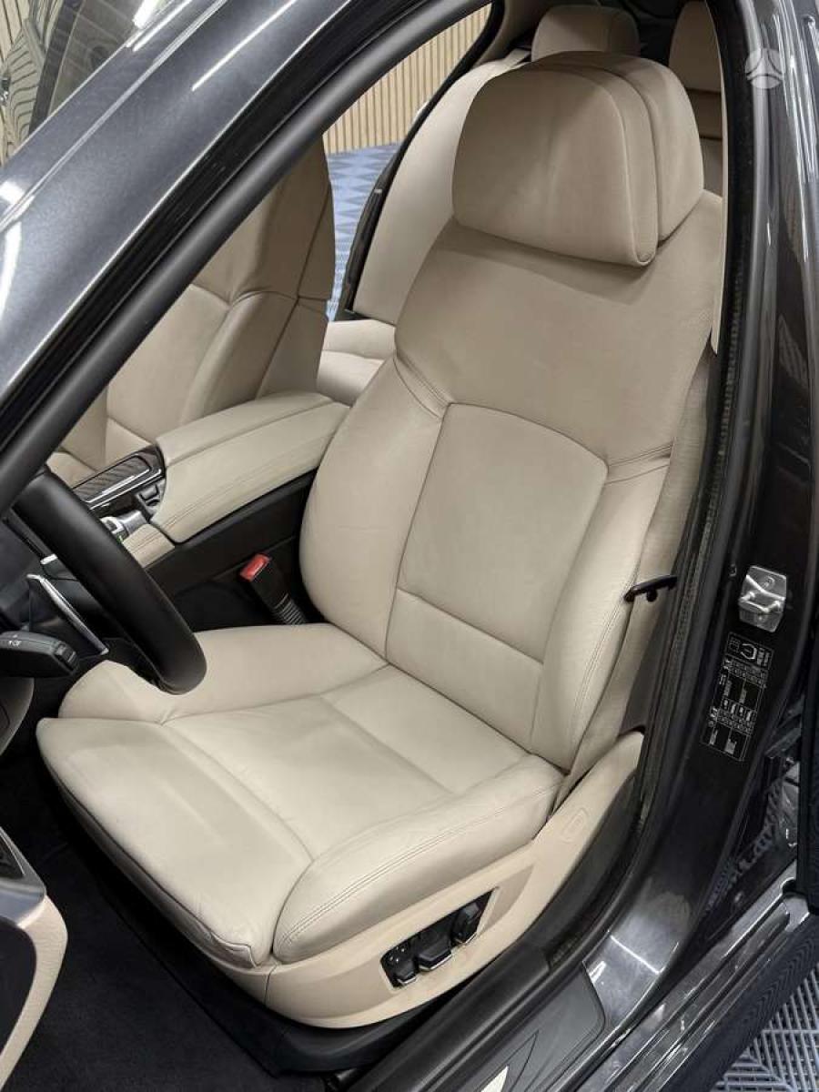Grey BMW 530 2010 in Marijampole, with an engine capacity of 2.99 L and mileage of 270 thousand km for 10900 €, photo 19 on AUTOMOTO.COM.LV