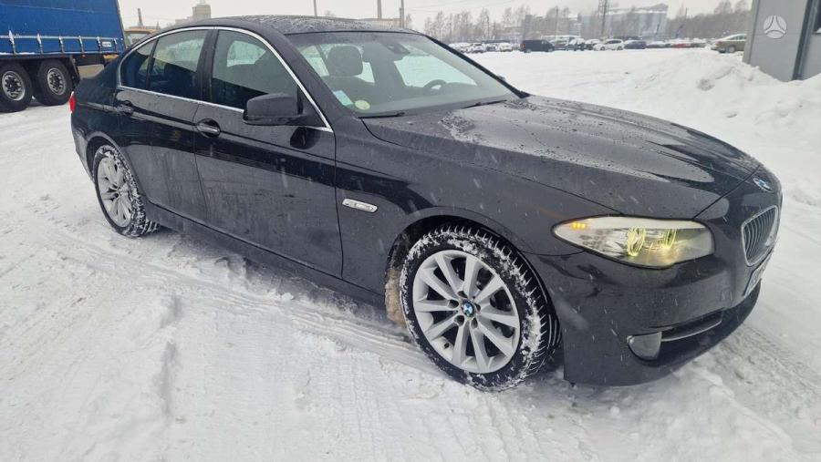 Grey BMW 530 2011 in Panevezys, with an engine capacity of 2.99 L and mileage of 328 thousand km for 7400 €, photo 1 on AUTOMOTO.COM.LV
