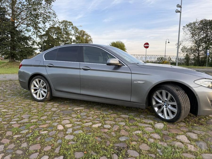 Grey BMW 530 2011 in Riga, with an engine capacity of 3.00 L and mileage of 274 thousand km for 10900 €, photo 3 on AUTOMOTO.COM.LV