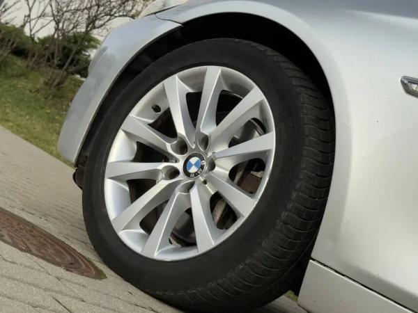 Grey BMW 530 2011 in Riga, with an engine capacity of 3.00 L and mileage of 261 thousand km for 8990 €, photo 9 on AUTOMOTO.COM.LV