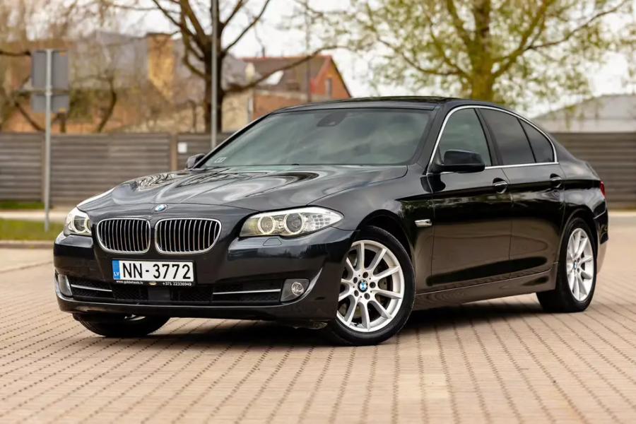 Pelēks BMW 530 2011 Jelgava, ar dzinēja tilpumu 3.00 L un nobraukumu 241 tūkst. km par 9500 €, foto 1 vietnē AUTOMOTO.COM.LV