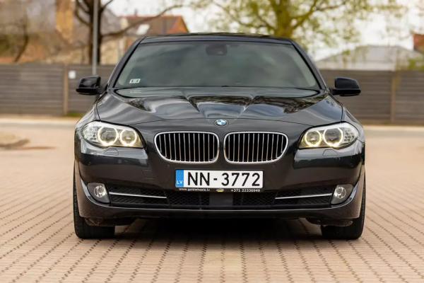 Grey BMW 530 2011 in Jelgava, with an engine capacity of 3.00 L and mileage of 241 thousand km for 9500 €, photo 3 on AUTOMOTO.COM.LV