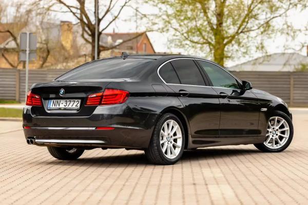 Grey BMW 530 2011 in Jelgava, with an engine capacity of 3.00 L and mileage of 241 thousand km for 9500 €, photo 5 on AUTOMOTO.COM.LV