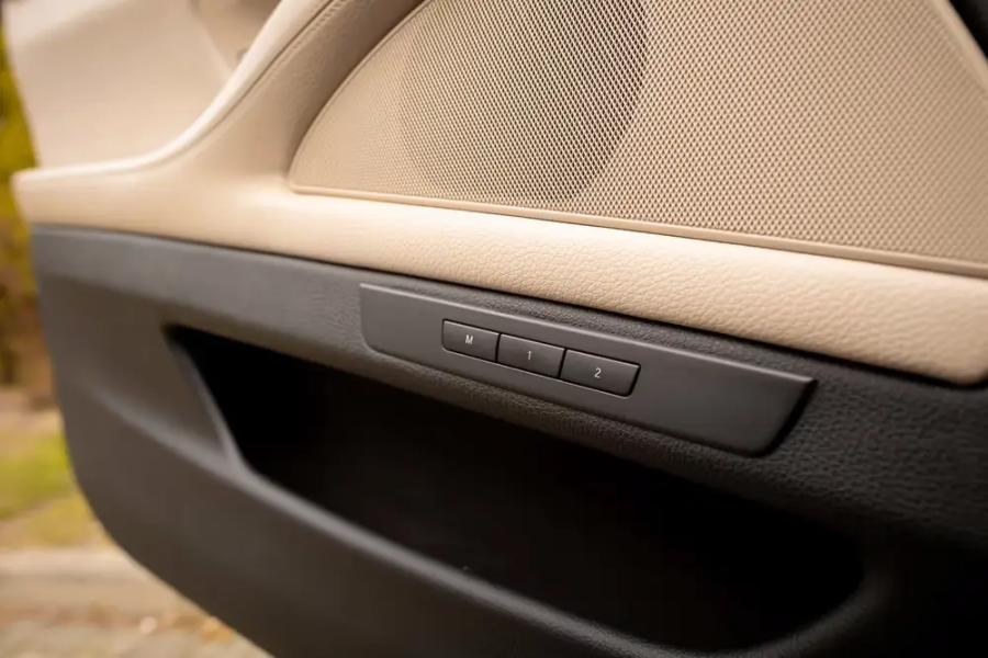 Pelēks BMW 530 2011 Jelgava, ar dzinēja tilpumu 3.00 L un nobraukumu 241 tūkst. km par 9500 €, foto 24 vietnē AUTOMOTO.COM.LV