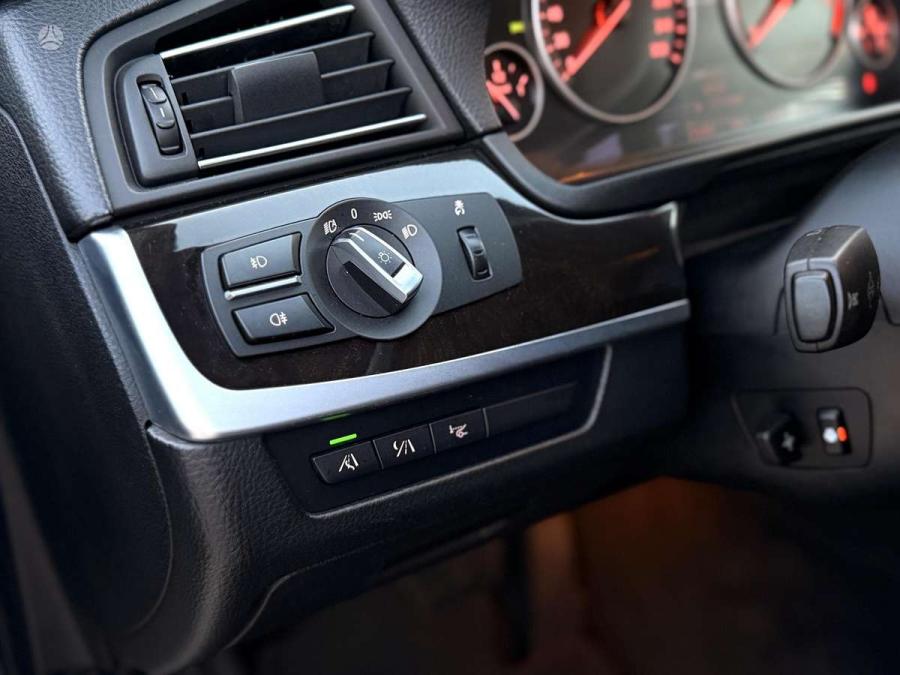 Pelēks BMW 530 2011 Viļņa, ar dzinēja tilpumu 2.99 L un nobraukumu 208 tūkst. km par 8800 €, foto 14 vietnē AUTOMOTO.COM.LV