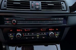 Pelēks BMW 530 2011 Viļņa, ar dzinēja tilpumu 2.99 L un nobraukumu 208 tūkst. km par 8800 €, foto 21 vietnē AUTOMOTO.COM.LV