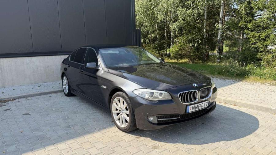 Pelēks BMW 530 2012 Viļņa, ar dzinēja tilpumu 2.99 L un nobraukumu 342 tūkst. km par 8800 €, foto 1 vietnē AUTOMOTO.COM.LV