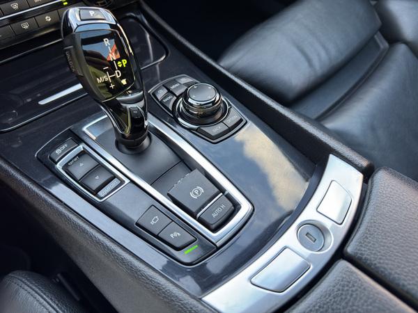 BMW 530 2012 in Tallinn on AUTOMOTO.COM.LV Grey BMW 530 2012 in Tallinn, with an engine capacity of 0.00 L and mileage of 241 thousand km for 9990 €, photo 8 on AUTOMOTO.COM.LV
