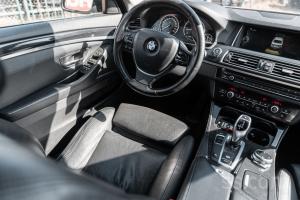 Pelēks BMW 530 2013 Rīga, ar dzinēja tilpumu 3.00 L un nobraukumu 313 tūkst. km par 12000 €, foto 7 vietnē AUTOMOTO.COM.LV