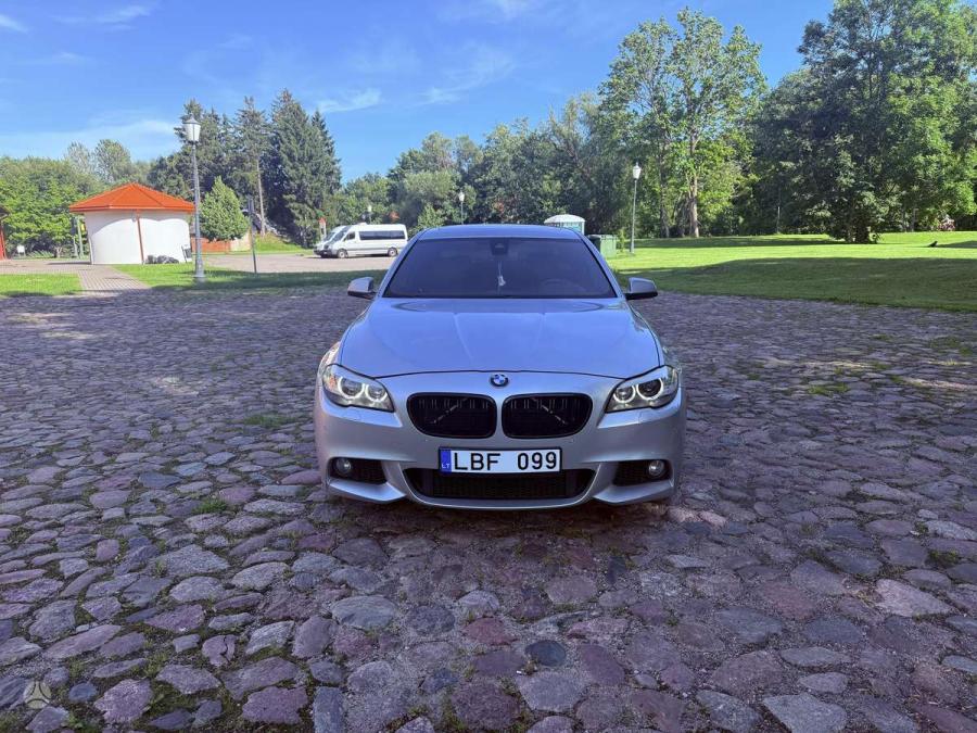 Grey BMW 530 2013 in Silute, with an engine capacity of 2.99 L and mileage of 311 thousand km for 11500 €, photo 3 on AUTOMOTO.COM.LV