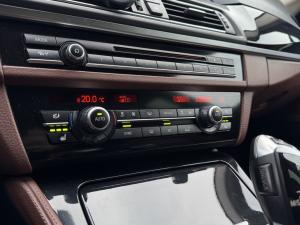Серый БМВ 530 2015 в Таллин, объемом двигателя 3.00 л и пробегом 254 тыс. км за 12299 €, фото 31 на AUTOMOTO.COM.LV