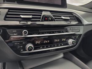 Pelēks BMW 530 2017 Rīga, ar dzinēja tilpumu 3.00 L un nobraukumu 250 tūkst. km par 24400 €, foto 36 vietnē AUTOMOTO.COM.LV