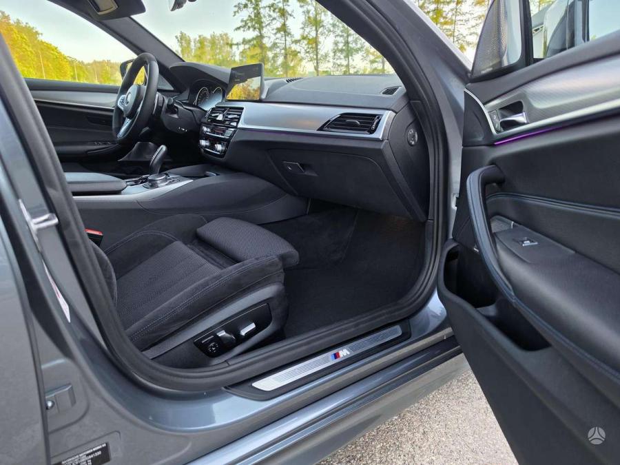 Grey BMW 530 2017 in Vilnius, with an engine capacity of 2.99 L and mileage of 262 thousand km for 23500 €, photo 15 on AUTOMOTO.COM.LV