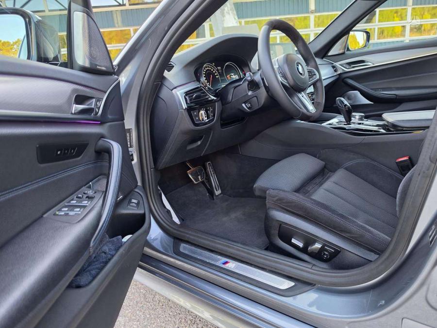 Grey BMW 530 2017 in Vilnius, with an engine capacity of 2.99 L and mileage of 262 thousand km for 23500 €, photo 16 on AUTOMOTO.COM.LV