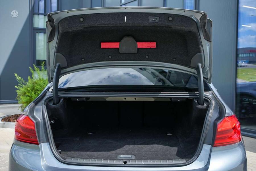 Grey BMW 530 2018 in Kaunas, with an engine capacity of 2.00 L and mileage of 237 thousand km for 19950 €, photo 17 on AUTOMOTO.COM.LV
