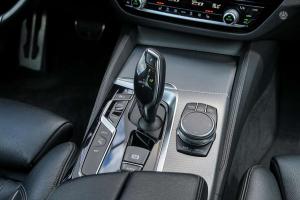 Grey BMW 530 2018 in Kaunas, with an engine capacity of 2.00 L and mileage of 237 thousand km for 19950 €, photo 23 on AUTOMOTO.COM.LV