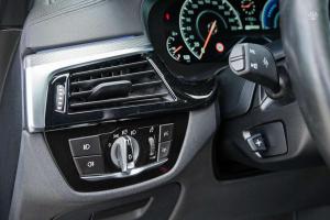 Grey BMW 530 2018 in Kaunas, with an engine capacity of 2.00 L and mileage of 237 thousand km for 19750 €, photo 21 on AUTOMOTO.COM.LV