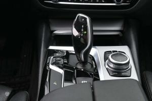 Grey BMW 530 2019 in Kretinga, with an engine capacity of 2.99 L and mileage of 269 thousand km for 17499 €, photo 29 on AUTOMOTO.COM.LV
