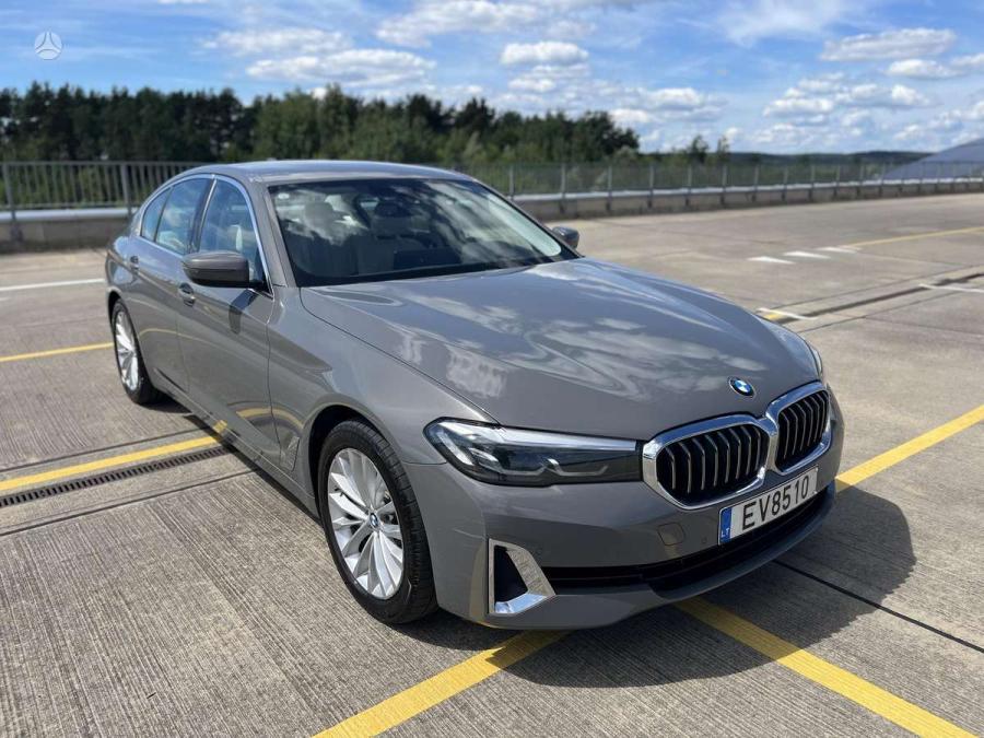 Grey BMW 530 2021 in Vilnius, with an engine capacity of 2.00 L and mileage of 142 thousand km for 30999 €, photo 1 on AUTOMOTO.COM.LV