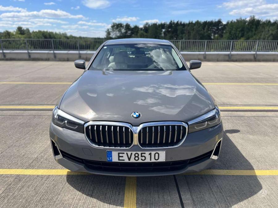Grey BMW 530 2021 in Vilnius, with an engine capacity of 2.00 L and mileage of 142 thousand km for 30999 €, photo 3 on AUTOMOTO.COM.LV
