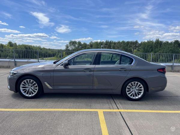Grey BMW 530 2021 in Vilnius, with an engine capacity of 2.00 L and mileage of 142 thousand km for 30999 €, photo 4 on AUTOMOTO.COM.LV