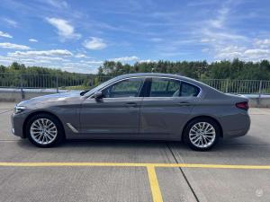 Grey BMW 530 2021 in Vilnius, with an engine capacity of 2.00 L and mileage of 142 thousand km for 30999 €, photo 5 on AUTOMOTO.COM.LV