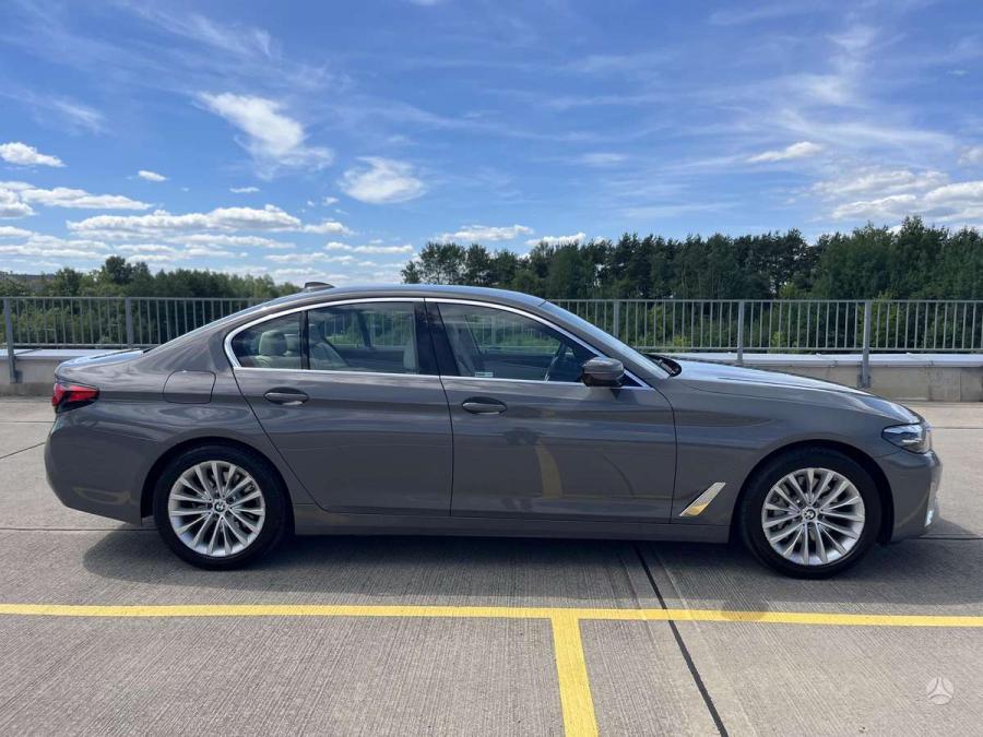 Grey BMW 530 2021 in Vilnius, with an engine capacity of 2.00 L and mileage of 142 thousand km for 30999 €, photo 9 on AUTOMOTO.COM.LV