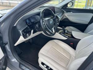 Grey BMW 530 2021 in Vilnius, with an engine capacity of 2.00 L and mileage of 142 thousand km for 30999 €, photo 10 on AUTOMOTO.COM.LV