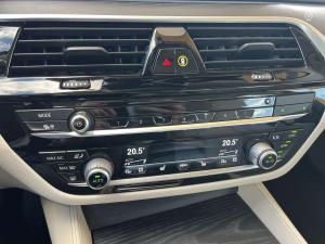 Grey BMW 530 2021 in Vilnius, with an engine capacity of 2.00 L and mileage of 142 thousand km for 30999 €, photo 19 on AUTOMOTO.COM.LV