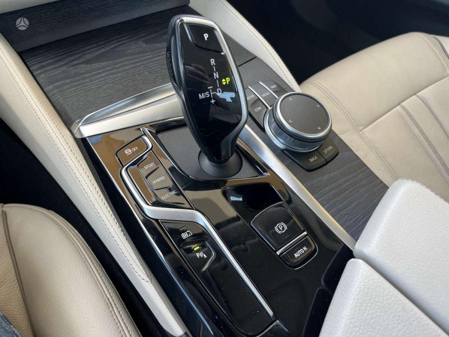 Grey BMW 530 2021 in Vilnius, with an engine capacity of 2.00 L and mileage of 142 thousand km for 30999 €, photo 20 on AUTOMOTO.COM.LV