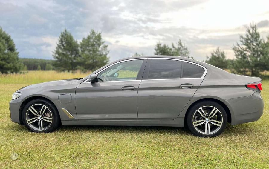 Pelēks BMW 530 2021 Viļņa, ar dzinēja tilpumu 2.00 L un nobraukumu 199 tūkst. km par 28000 €, foto 3 vietnē AUTOMOTO.COM.LV