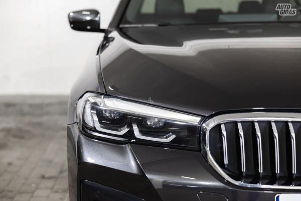 Grey BMW 530 2021 in Vilnius, with an engine capacity of 2.00 L and mileage of 58 thousand km for 37991 €, photo 4 on AUTOMOTO.COM.LV