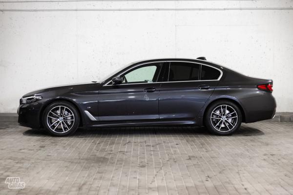 Grey BMW 530 2021 in Vilnius, with an engine capacity of 2.00 L and mileage of 58 thousand km for 37991 €, photo 7 on AUTOMOTO.COM.LV