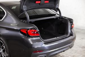Pelēks BMW 530 2021 Viļņa, ar dzinēja tilpumu 2.00 L un nobraukumu 58 tūkst. km par 37991 €, foto 13 vietnē AUTOMOTO.COM.LV