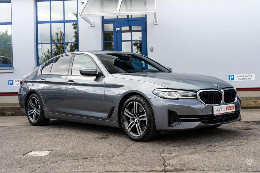 Pelēks BMW 530 2022 Viļņa, ar dzinēja tilpumu 2.99 L un nobraukumu 144 tūkst. km par 39900 €, foto 1 vietnē AUTOMOTO.COM.LV
