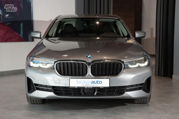 Grey BMW 530 2023 in Kaunas, with an engine capacity of 2.00 L and mileage of 84 thousand km for 34441 €, photo 2 on AUTOMOTO.COM.LV