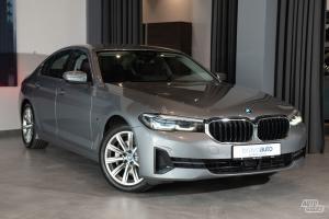 Grey BMW 530 2023 in Kaunas, with an engine capacity of 2.00 L and mileage of 84 thousand km for 34441 €, photo 4 on AUTOMOTO.COM.LV