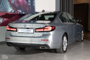 Grey BMW 530 2023 in Kaunas, with an engine capacity of 2.00 L and mileage of 84 thousand km for 34441 €, photo 6 on AUTOMOTO.COM.LV