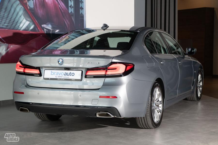 Grey BMW 530 2023 in Kaunas, with an engine capacity of 2.00 L and mileage of 84 thousand km for 34441 €, photo 6 on AUTOMOTO.COM.LV