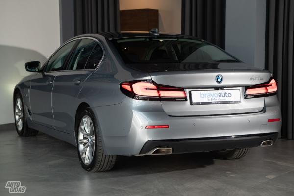 Grey BMW 530 2023 in Kaunas, with an engine capacity of 2.00 L and mileage of 84 thousand km for 34441 €, photo 7 on AUTOMOTO.COM.LV